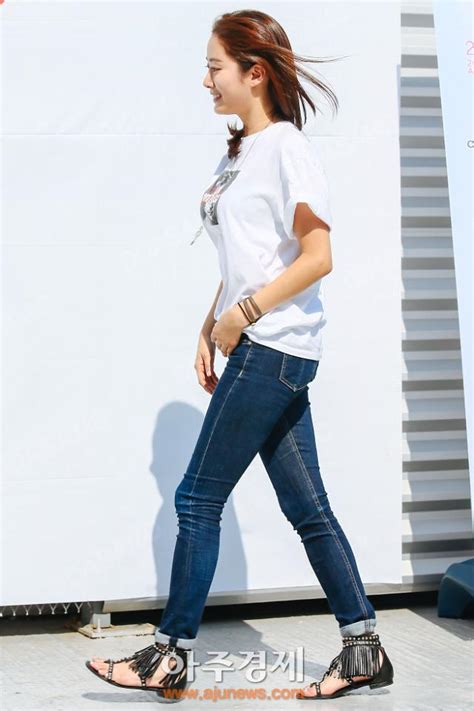 [aju포토] 전혜빈 숨길 수 없는 볼륨몸매 따사모 바자회 아주경제