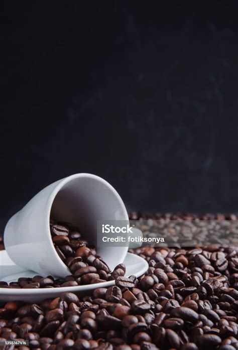 나무 테이블에 향기로운 커피와 구운 콩 한 잔 텍스트 공간입니다 구운 커피 콩을 한 잔에 넣어 0명에 대한 스톡 사진 및 기타 이미지 Istock