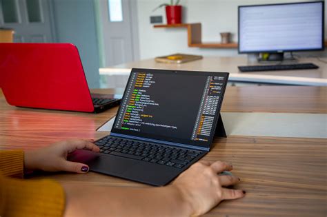 데스크톱 컴퓨터와 노트북에서 코딩하는 여성 프로그래머 It 지원에 대한 스톡 사진 및 기타 이미지 It 지원 개발 교육 Istock