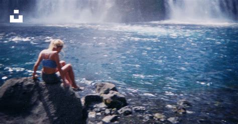 Foto Mujer En Bikini Negro Sentada En La Roca Cerca De Las Cascadas