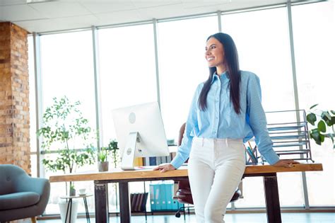 현대적인 사무실 공간에서 미소 짓고 성공과 전문성을 포용하는 자신감 넘치는 여성 기업가 30 34세에 대한 스톡 사진 및 기타