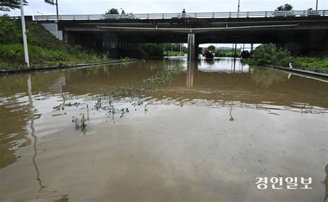 시간당 100㎜ 내린 경기북부 18일도 폭우 멈추지 않는다