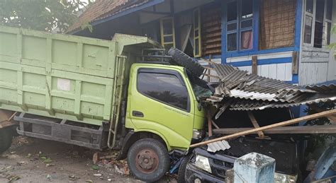 Sebuah Truk Pengangkut Batu Bara Diketahui Telah Menabrak Mobil Terparkir Di Pinggir Jalan