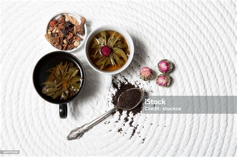 다른 검은 색과 녹색 건조 한 차 뜨거운 차의 장미 싹 컵 음식 배경 0명에 대한 스톡 사진 및 기타 이미지 0명 2015