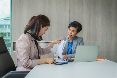 현대 사무실에서 새로운 프로젝트에 대해 일하고 논의하는 두 명의 아시아 기업 여성 2명에 대한 스톡 사진 및 기타 이미지 2