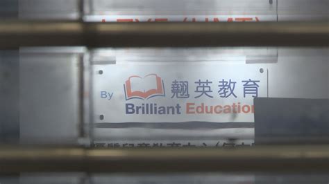 現場直擊黑雨下多區水浸 柴灣站有出口關閉 行人天橋現小瀑布 Now 新聞