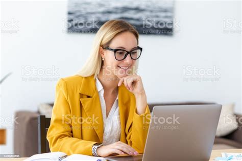 행복한 여성 기업가는 현대 사무실에서 직장에 앉아서 일합니다 젊은 비즈니스 여성 작업 노트북 키보드에 입력 화면 컴퓨터를보고