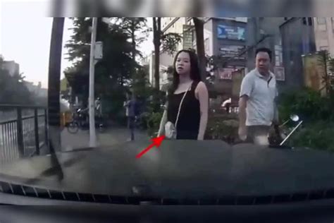 监控：这仇得有多大，广东电动车女子被撞！当场被男子几耳光扇懵电动车耳光女子