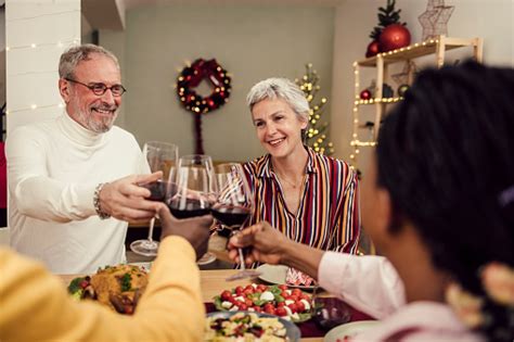 크리스마스 이브에 대한 자신의 가장 친한 친구와 함께 토스트 선임 커플 12월에 대한 스톡 사진 및 기타 이미지 12월 4 명 45 49세 Istock