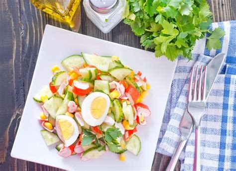 Салат із маринованих огірків з крабовими паличками: простий рецепт ...