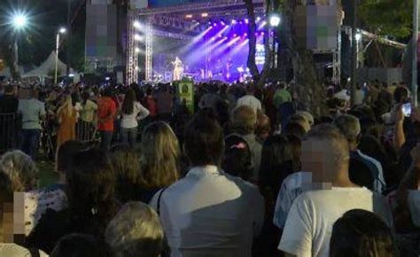 Tarado Esfrega Pênis Nas Nádegas De Mulher Acompanhada Do Marido Em