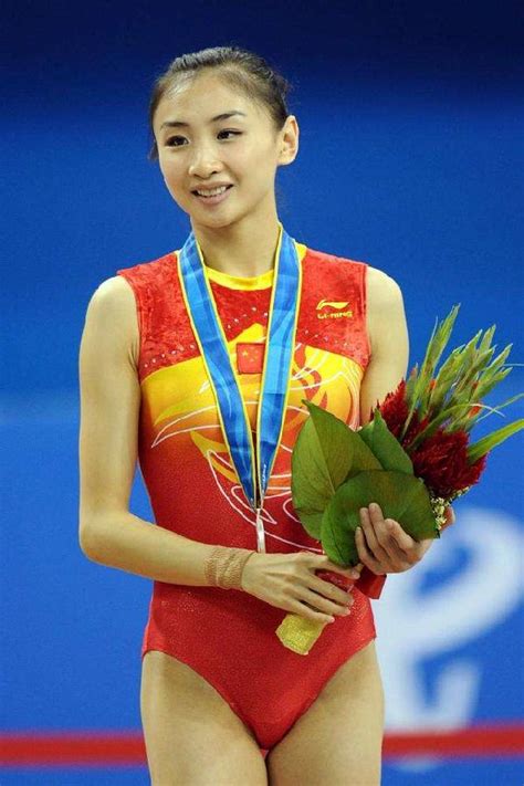 何雯娜为何28岁无人娶，陈一冰摇头，看这照片就懂