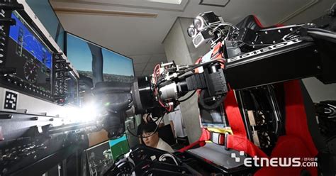 조종간 잡은 로봇