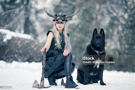 전사 여자 도끼와 겨울 숲에 큰 검은 개 옆 발 정된 헬멧 바이킹의 이미지 바이킹에 대한 스톡 사진 및 기타 이미지 바이킹 한 명의 여자만 중세 Istock