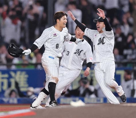 ＜ロ・西＞延長10回、中村奨がサヨナラ打を放つ（撮影・篠原岳夫） スポニチ Sponichi Annex 野球
