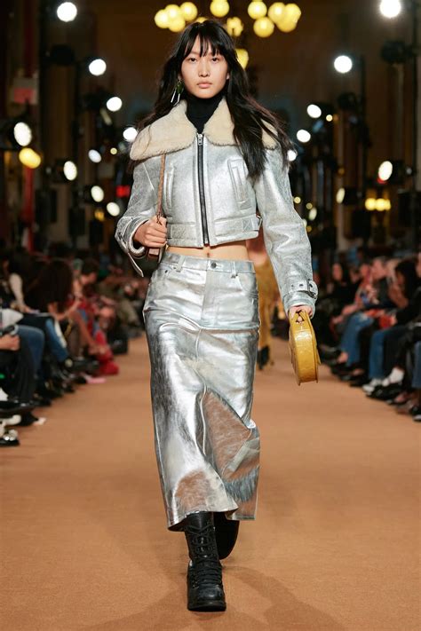 Chân Váy Midi Càn Quét Từ Sàn Catwalk đến Street Style