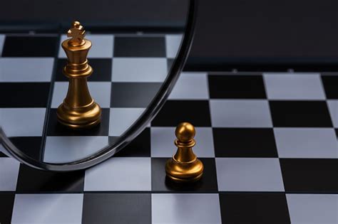 체스 폰은 거울에 비친 자신의 모습을 보며 자신을 왕으로 생각하고 크게 생각하라 3차원 형태에 대한 스톡 사진 및 기타 이미지 3차원 형태 개념 개념과 주제 Istock