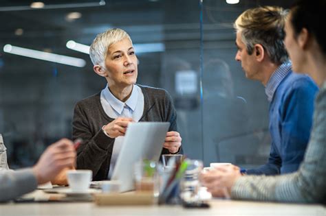 고위 여성 지도자가 사무실에서 회의를 통해 동료들과 소통하고 있습니다 5명에 대한 스톡 사진 및 기타 이미지 5명 Staff Meeting 기업 문화 Istock