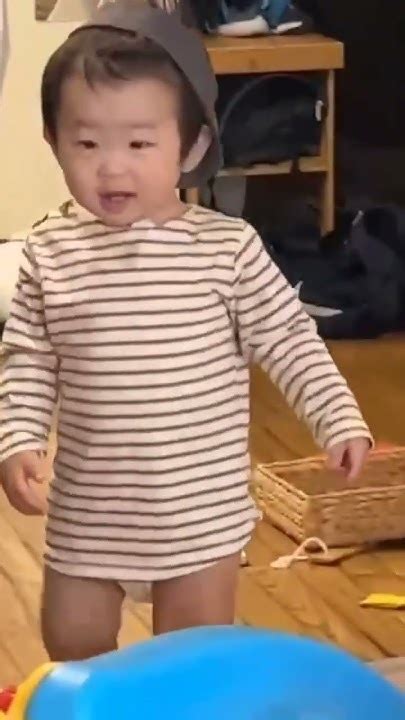 아빠 가방 뒤져서 헤어밴드 하고 짠~ ㅎㅎ 해피 베이비 이든•• Youtube