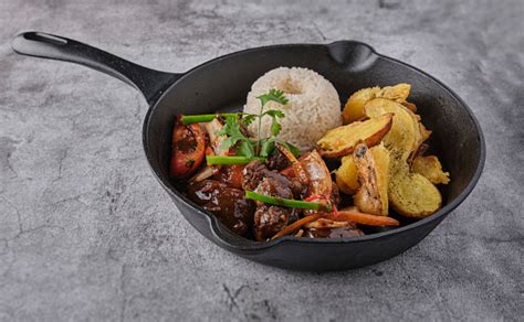 페루 D 음식 로모 살타도 보라색 양파 노란 후추 감자 튀김과 쌀이 들어간 검은 팬에 토마토가 들어간 쇠고기 안심 위쪽 보기 0명에 대한 스톡 사진 및 기타 이미지 Istock