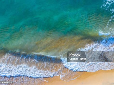 海面空撮波と水面テクスチャの鳥瞰図写真ターコイズ色の背景美しい自然素晴らしい景色の海の背景 カラー画像のストックフォトや画像を多数ご用意