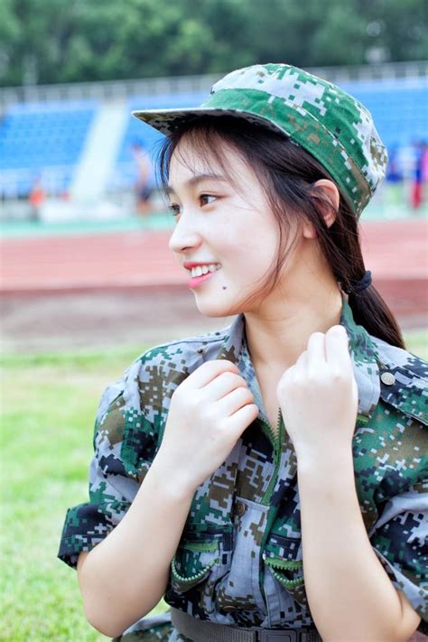 高校開學季軍訓美女清純動人，果然素顏軍訓最能檢驗美女 每日頭條