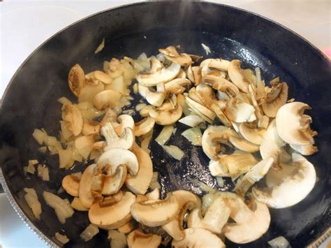 Jak uvařit krůtí prsa se žampiony a smetanovou omáčkou recept jaktak cz