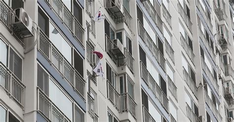 제헌절 드문드문 게양된 태극기