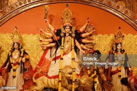푸네 인도 10th October 2022 Durga Puja는 Adishakti라고도 알려진 인기있는 인도 힌두교 축제 기간