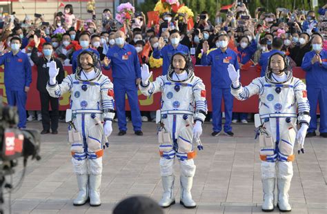 中国有人宇宙船「神舟16号」の飛行士が出発式 写真9枚 国際ニュース：afpbb News