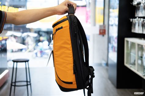 trên tay balo uag std issue 18 liter back pack
