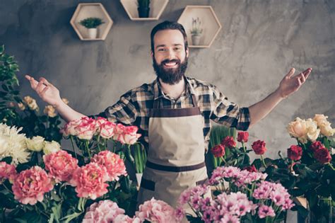 귀여운 세련 된 트렌디 한 사람들 중소 기업 대표 홀드 핸드 쇼 대안 다른 Asters 모란 콘텐츠 만족 옷을 입고 유행 격자