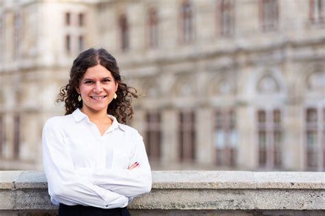 Dr Julia Ecker • Lawyer • Start