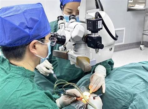 爱尔眼科助力白内障患者恢复视力手术室南坪阿姨