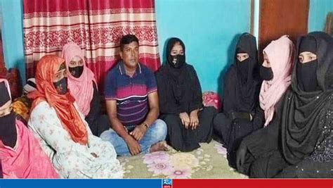 ৬ স্ত্রী নিয়ে সংসার দুজনকে তালাক দিতে বাধ্য করার অভিযোগ