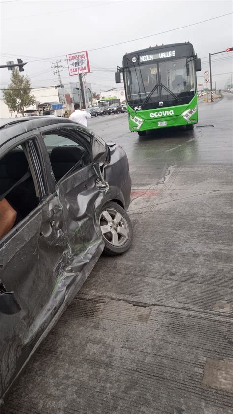 Dos heridos tras colisión entre carro y camión de Ecovía