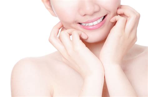 여자아이 입 클로즈업 웃으세요 및 손 만지다 변모시키십시오 감정에 대한 스톡 사진 및 기타 이미지 감정 건강관리와 의술