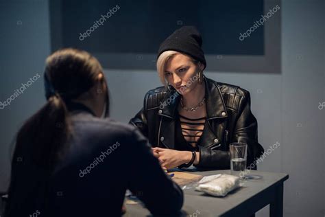 Una Mujer Rubia Atrapada Con Una Bolsa De Hierba Est Siendo Interrogada En Una Estaci N De