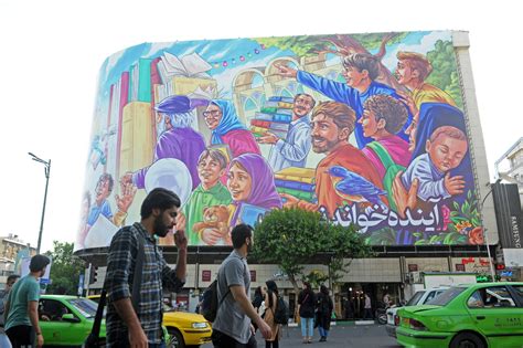 همشهری آنلاین تصاویر دیوارنگاره جدید میدان انقلاب اسلامی با عطر و