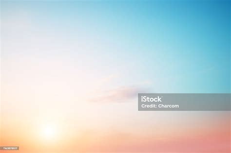 부드러운 자연 일출 평화로운 아침 해변 야외에 흐림 파스텔 그라데이션 일몰 배경 햇빛 하늘 여름 구름을 만지는 리조트 데크에서