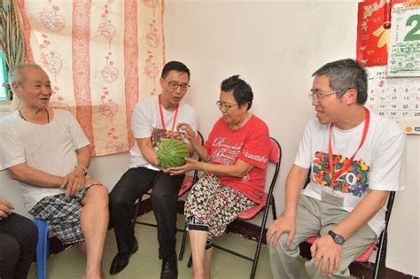 教育局局長探訪油尖旺區長者（附圖）