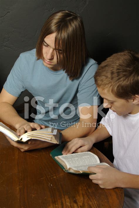 Ninos Estudiando La Biblia