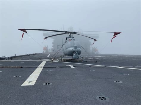 美国海军的无人直升机在新的远征海上基地舰上顺利完成舰载测试 任务