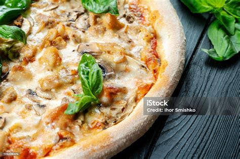 훈제 닭고기 버섯 바질 화이트 소스를 곁들인 홈메이드 신선한 피자를 카피 공간이 있는 검은 나무위에 얹어 놓습니다 상단보기 음식 사진 플랫 레이 이탈리아 요리 0명에 대한