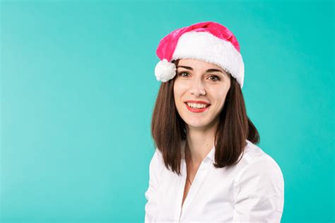 회사 직원의 새해 테마 크리스마스 겨울 휴일 사무실입니다 초상화 젊은 백인 여성 사업가 흰색 셔츠 에 재미 산타 클로스 모자 포즈 감정 농담 기쁨 행복 웃음 찡그린 얼굴