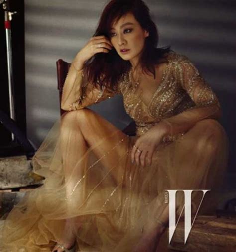 이미연 시스루 치마 입고 쩍 벌린 다리 연예 기사 더팩트