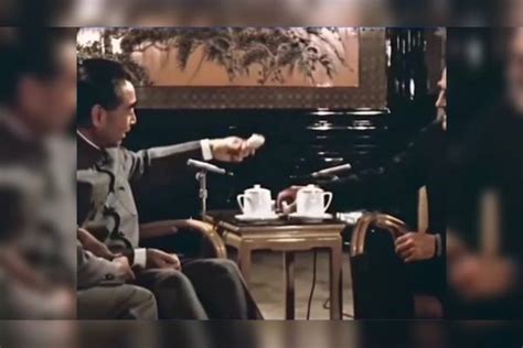 1964年，埃得加·斯诺重访中国，周恩来总理与老朋友相见时的样子