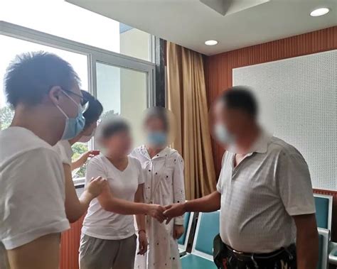 点赞 原告庭审突发状况 法官及时出手施救澎湃号·政务澎湃新闻 The Paper