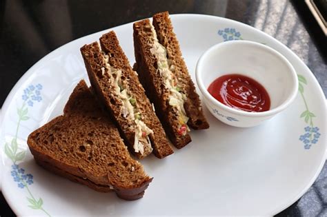 건강한 치킨 마요네즈 샌드위치는 토마토 케첩과 함께 제공됩니다 수제 멀티 그레인 갈색 빵 공간을 복사합니다 0명에 대한 스톡