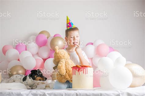 그와 함께 흰 풍선에 어린 소년 파티 풍선 축하와 작은 아이 생일 행복 어린 시절 봐 4 5세에 대한 스톡 사진 및 기타 이미지